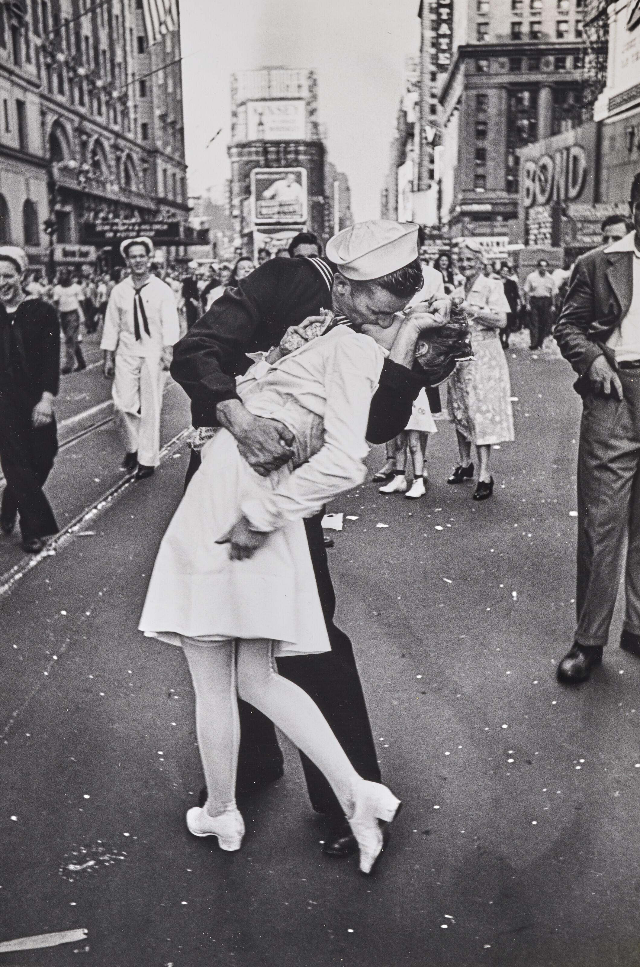 V-J Day at Times Square, New York City, 1945 by Alfred Eisenstaedt ...