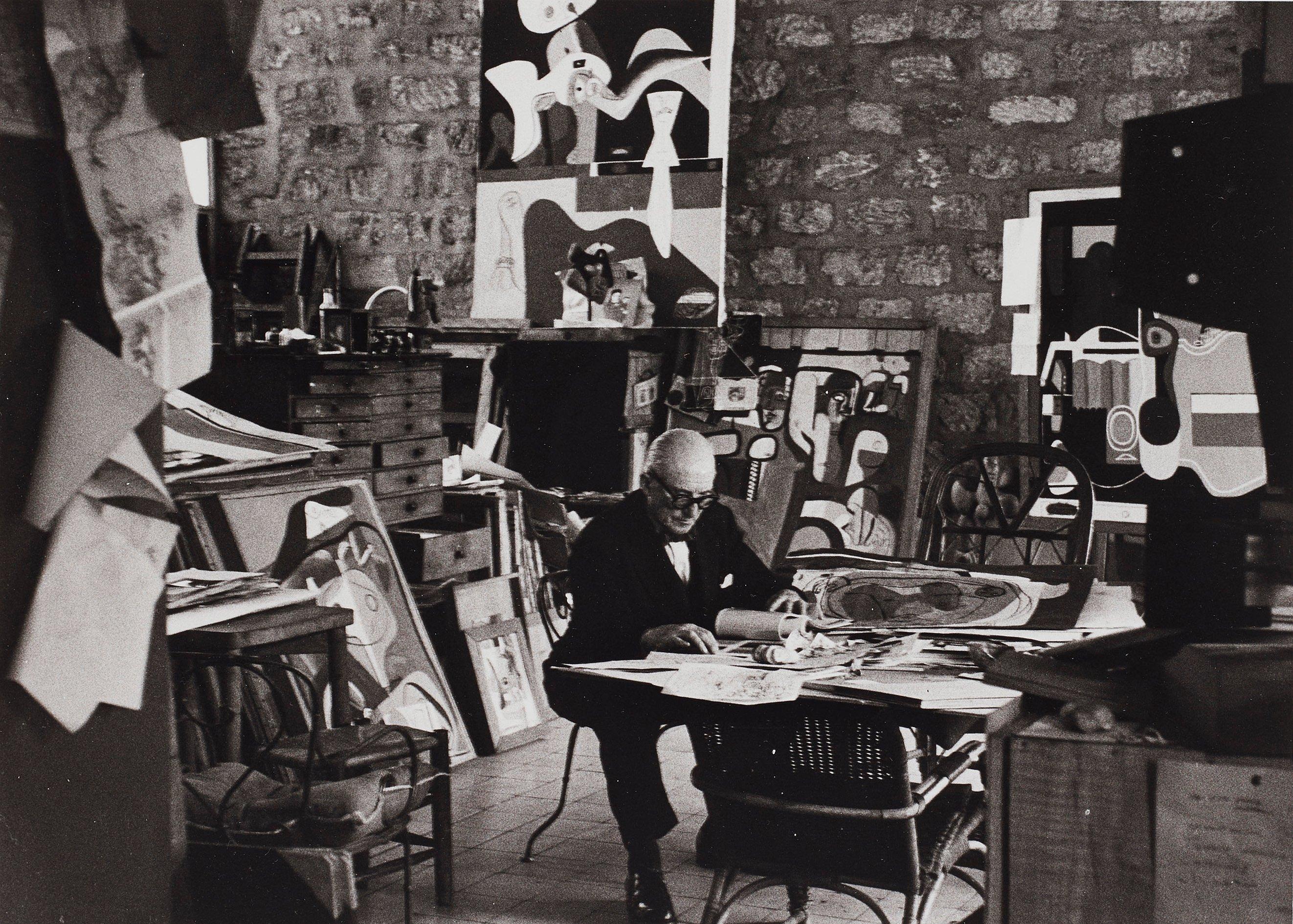 "Le Corbusier dans son atelier à Paris, 1961" by Gisèle Freund | Art.Salon